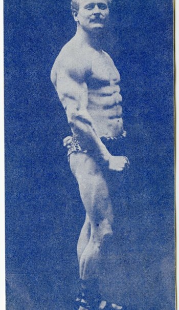 Sandow side pose | Rogue Fitness