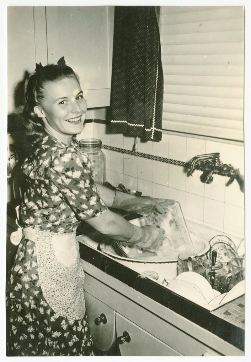 Pudgy Stockton washing dishes | Rogue USA