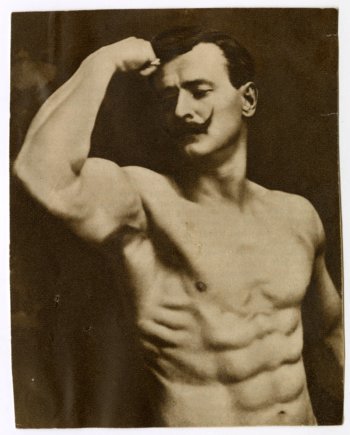 Sandow flexing right bicep | Rogue USA