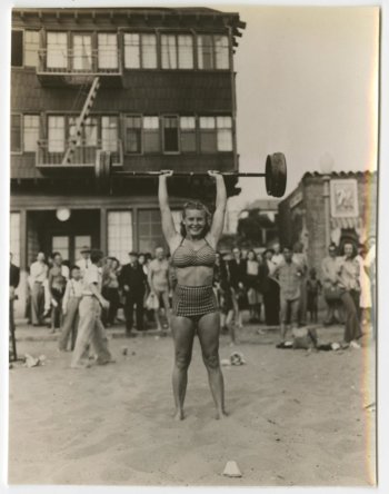 Pudgy Stockton lifting barbell at Muscle Beach | Rogue Fitness