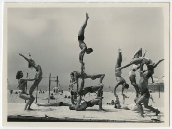 Pudgy Stockton and others performing at Muscle Beach | Rogue Fitness