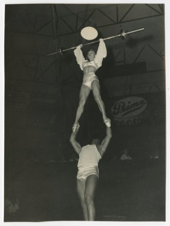 Les and Pudgy acrobatic stunt at Strength Stars on Parade show | Rogue ...